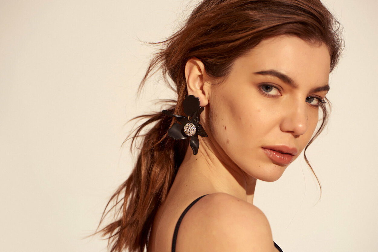 Alyssa Lorraine - Hair Stylist Portfolio & Booking - Swipecast